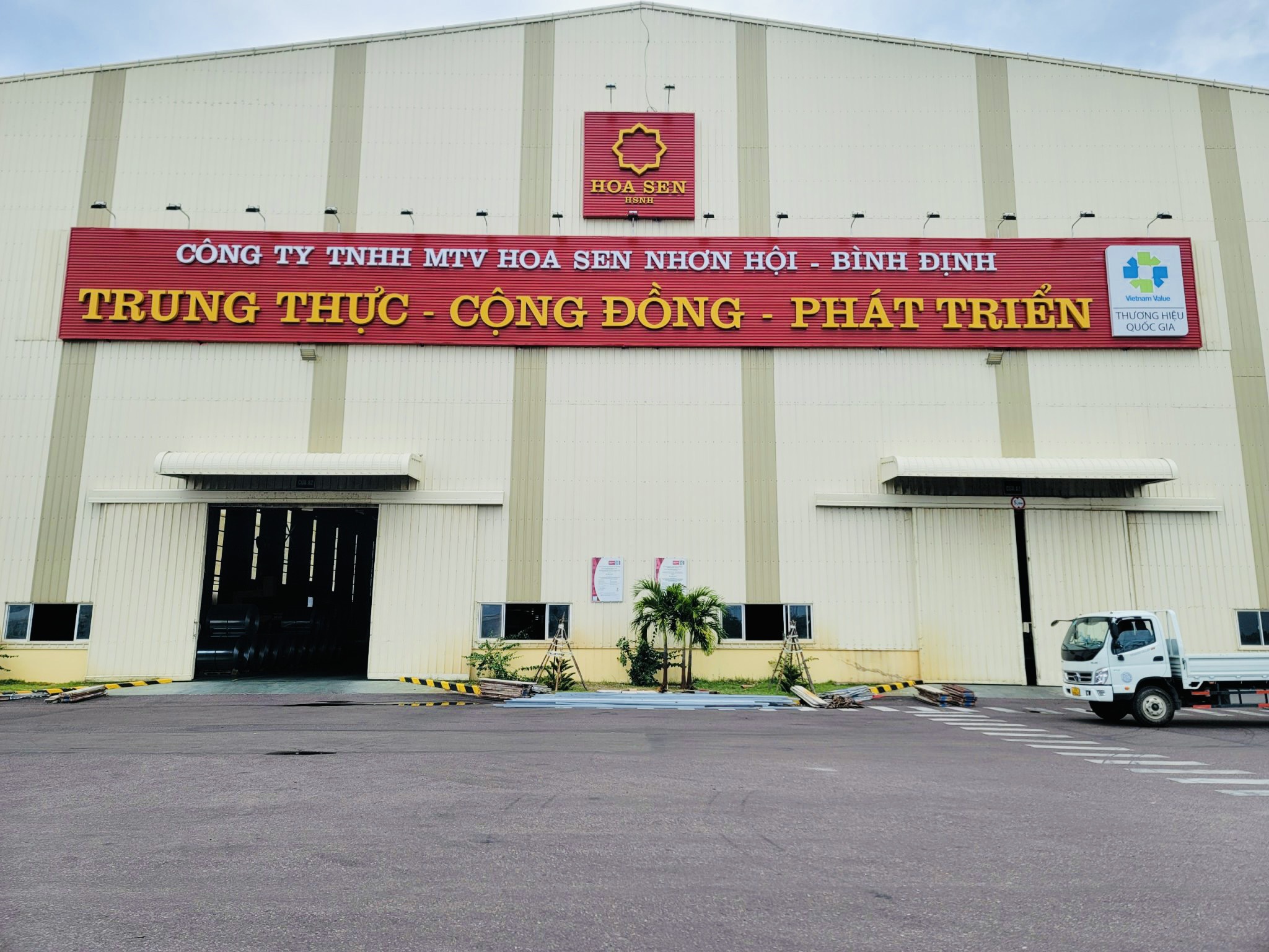 THI CÔNG BẢNG SLOGAN NHÀ MÁY HOA SEN NHƠN HỘI – RINKU MEDIA